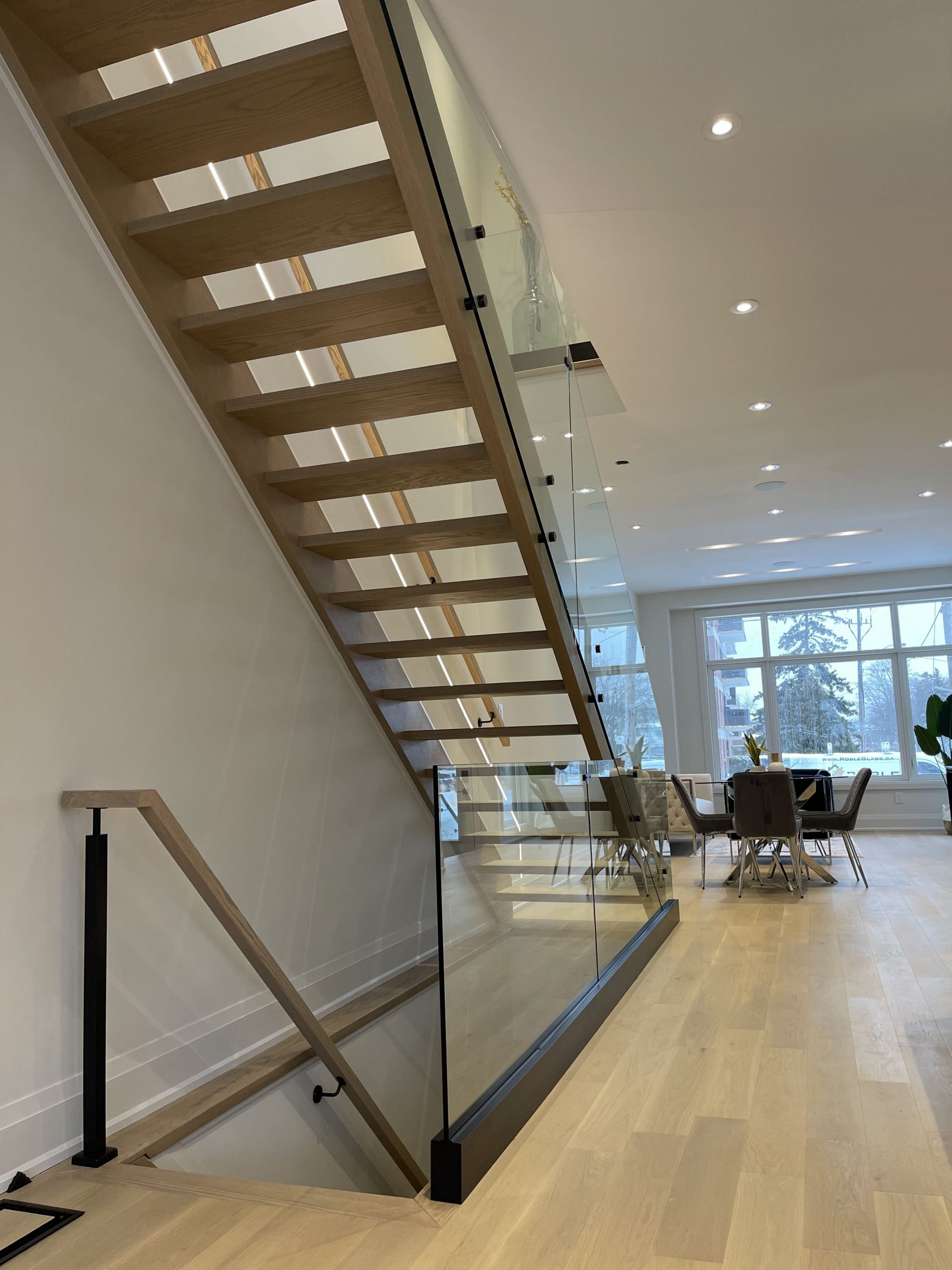 5 factors to consider when choosing the glass railing system.