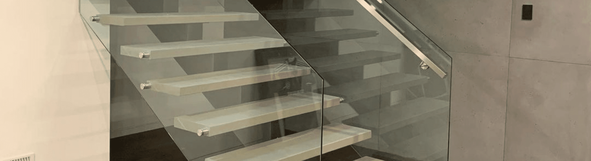 Combining Metal and Glass: The Perfect Duo for Modern Staircases